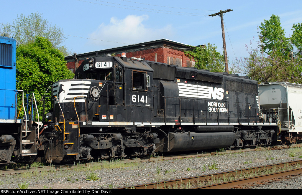 Roster shot of NS SD40-2 6141